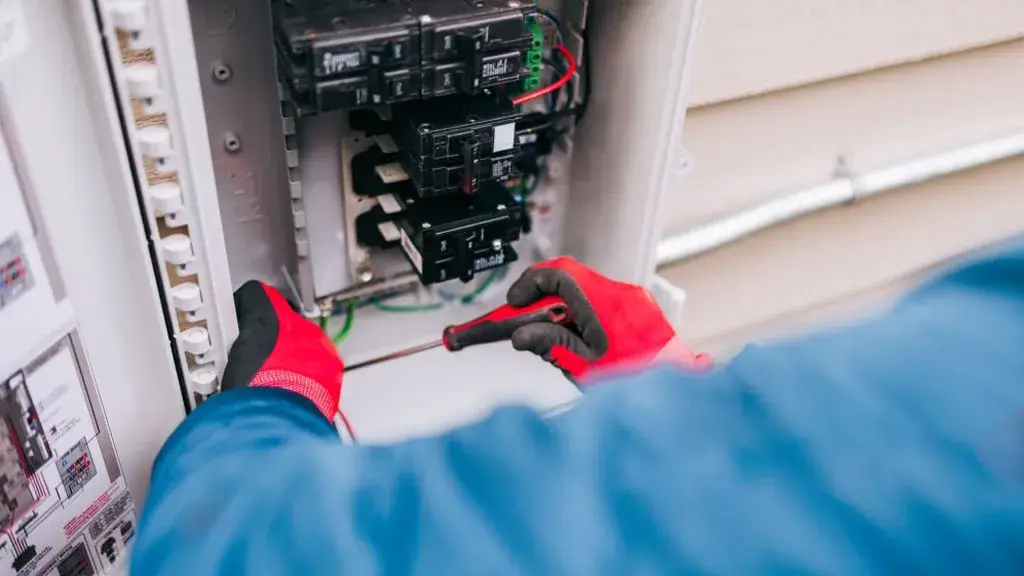 How to Replace a Circuit Breaker Safely: Step-by-Step Guide for DIY and Professionals - HUYU ...